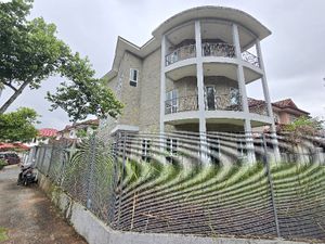 Good Value 3 Storey Bungalow House in Jalan Rimba Riang Seksyen 9 Kot ...