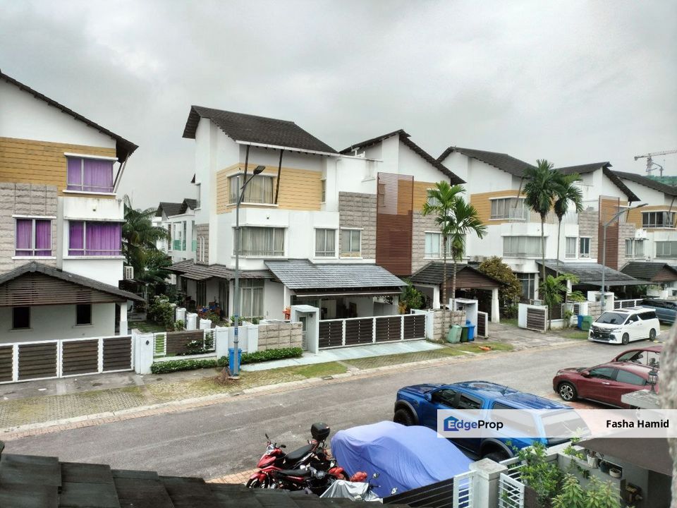 Fully furnished 3storey Semi D Laman Seri Seksyen 13 shah aln for ...