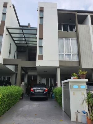 3 storey Ridgefield Residence renovate facing hill and lake huge land ...