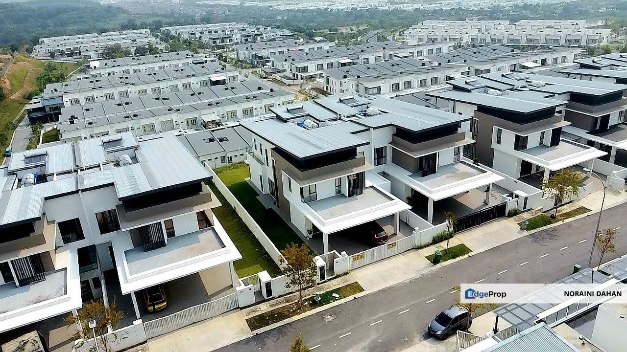 HILL TOP DOUBLE STOREY SEMI DETACHED ERVINA ARA SENDAYAN WITH PARTLY ...
