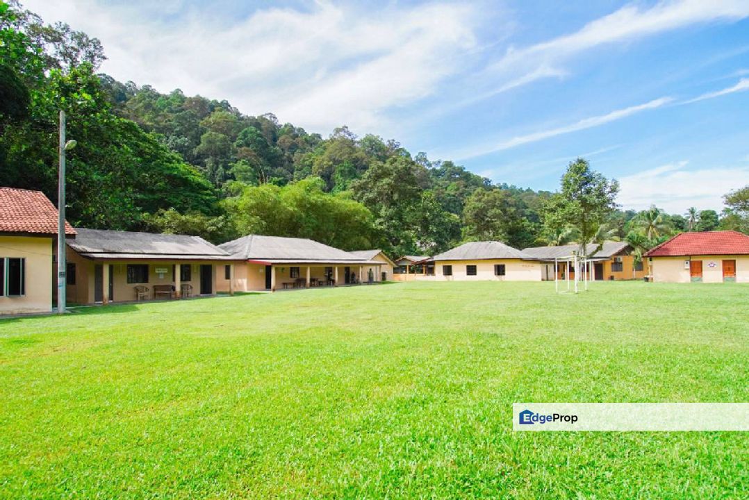 Agriculture Land Kampung Retreat Alang Ria Cottage/Chalet at Batu 12 ...