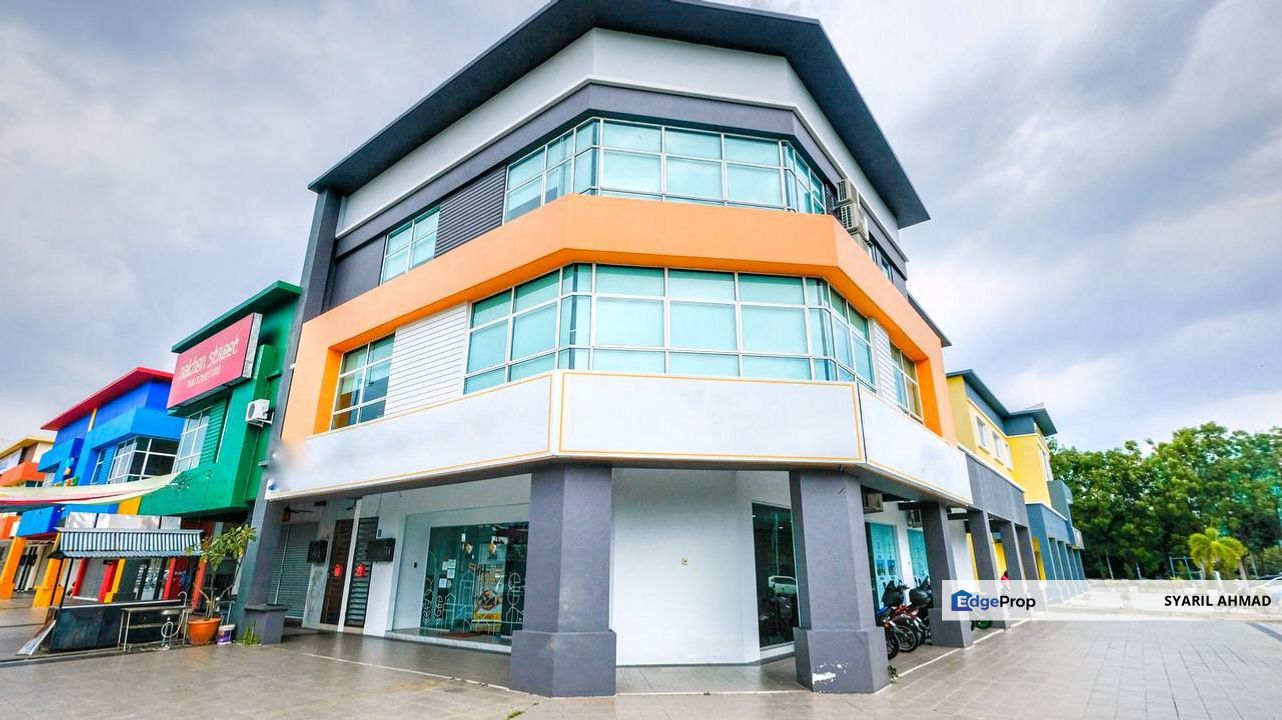 CORNER LOT Bandar Hilir Taman 1 Lagenda 3 Storey Shoplot for Sale @RM2,350,000 By SYARIL AHMAD ...