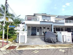 [Gated and Guarded] Town House (Upper Unit) [10 min to Lotus's Puncak Alam & Econsave Puncak ...