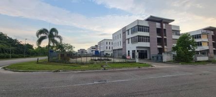 Freehold 3 storey semi d corner lot with big land at iparc ptp gelang ...