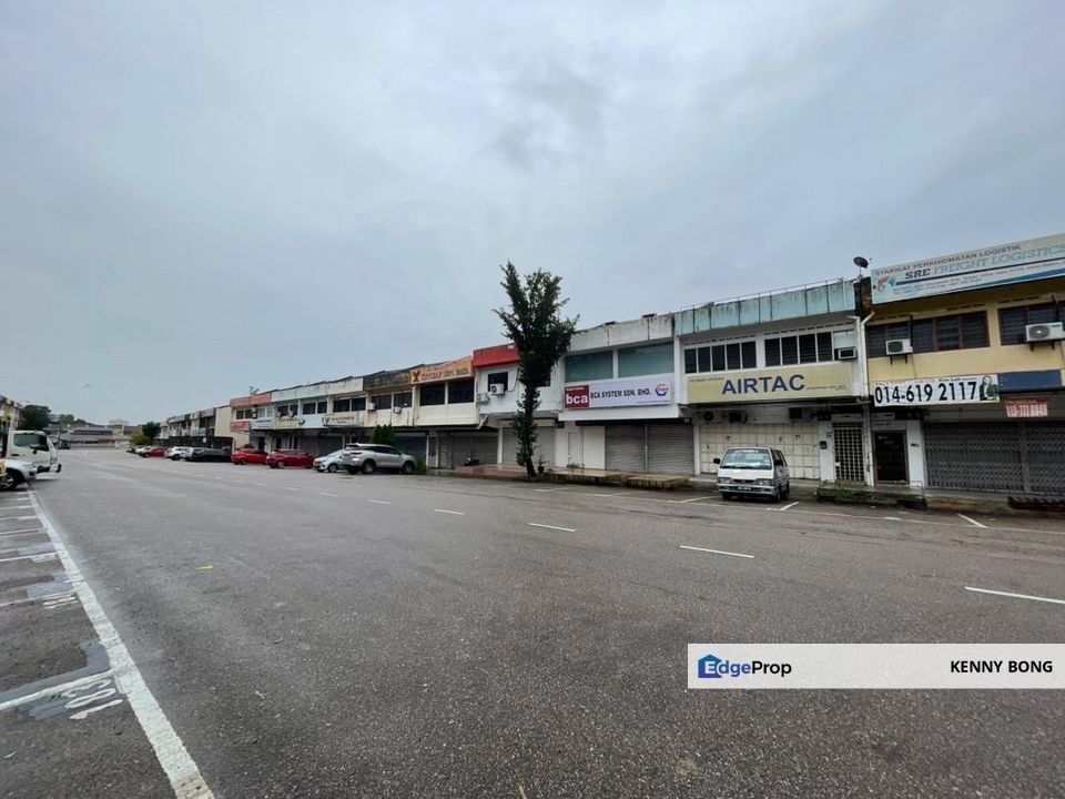 Taman Johor Jaya Jalan Rosmerah 3 Storey Shoplot for Sale @RM1,400,000 By KENNY BONG | EdgeProp.my