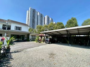 Nice Corner lot 2.5 Storey unit with huge land Seksyen 16, Shah Alam ...