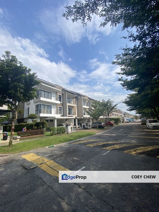 10 minutes to IOI Puchong Mall Lake Edge Puchong Selangor 2.5 storey ...