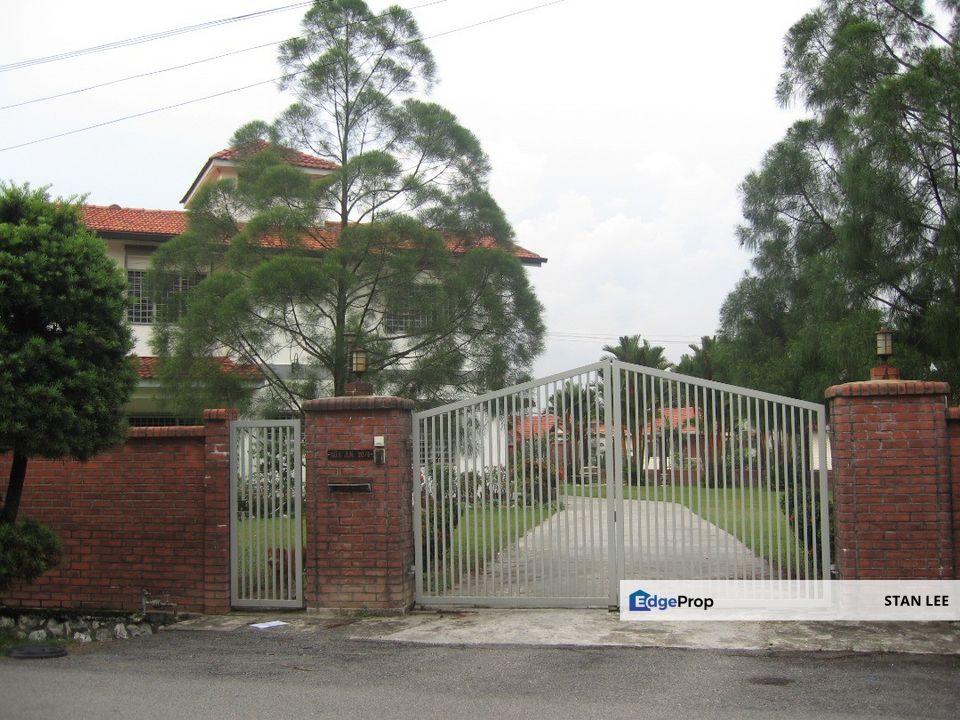 Corner bungalow in Taman Paramount , walking distance to foodie haven ...