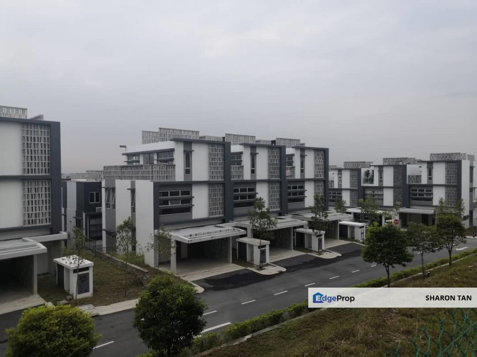 Seremban 2/Rasah Kemayan 3 storey corner house with private clubhouse ...