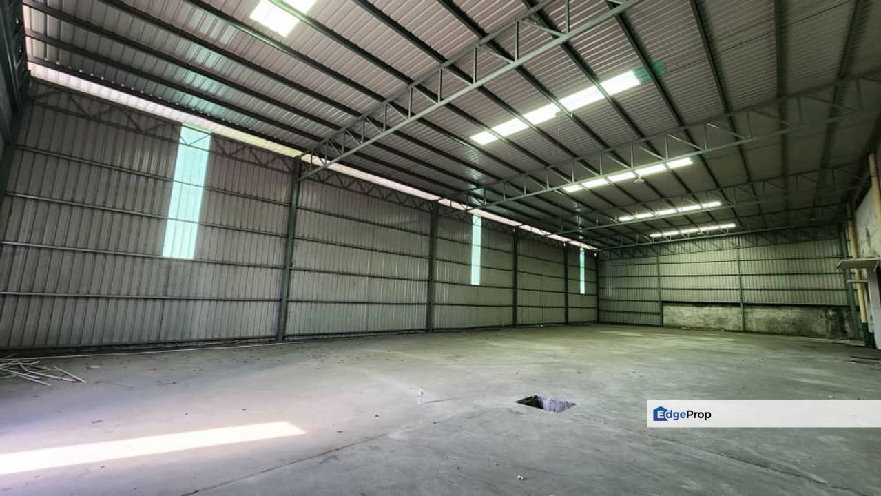 Ulu Tiram /Desa cemerlang / Jln Makmur /Semi D factory Corner unit for ...