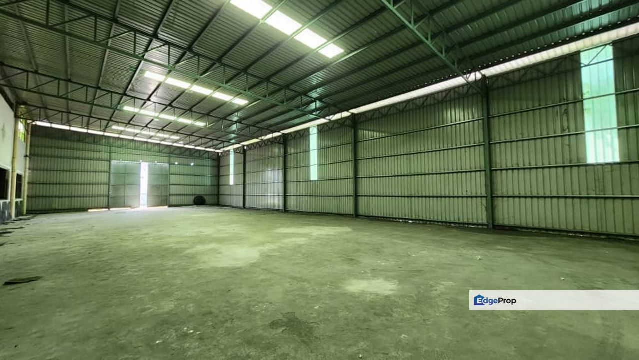 Ulu Tiram /Desa cemerlang / Jln Makmur /Semi D factory Corner unit for ...