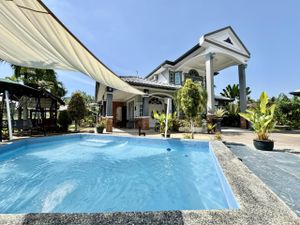 Fully Furnished 1 1/2 Storey Bungalow With Swimming Pool at Taman ...