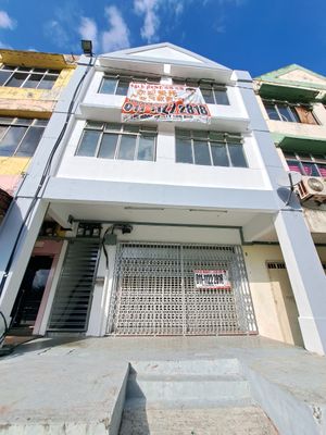 🧡🧡Puteri Mart 正对面，走路可以到Puteri Mart，整间新新美美，车流量很多‼‼ for Sale @RM868,000 ...