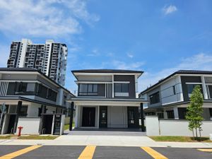Freesia Residence: Luxurious 2-Storey Park Villa, Spacious Master ...