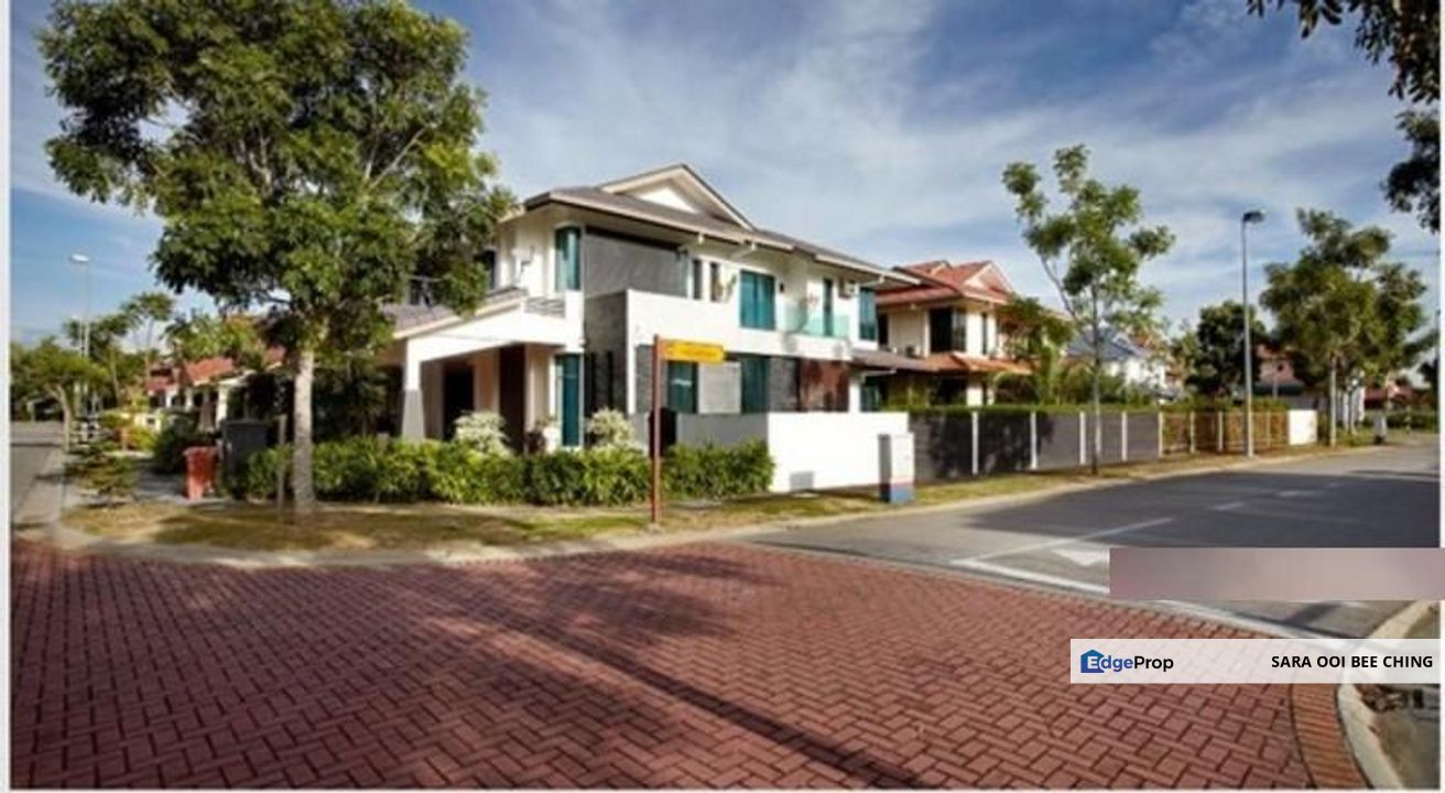 Renovated Furnished Semi D Double storey. Easy Access to Kesas and ...